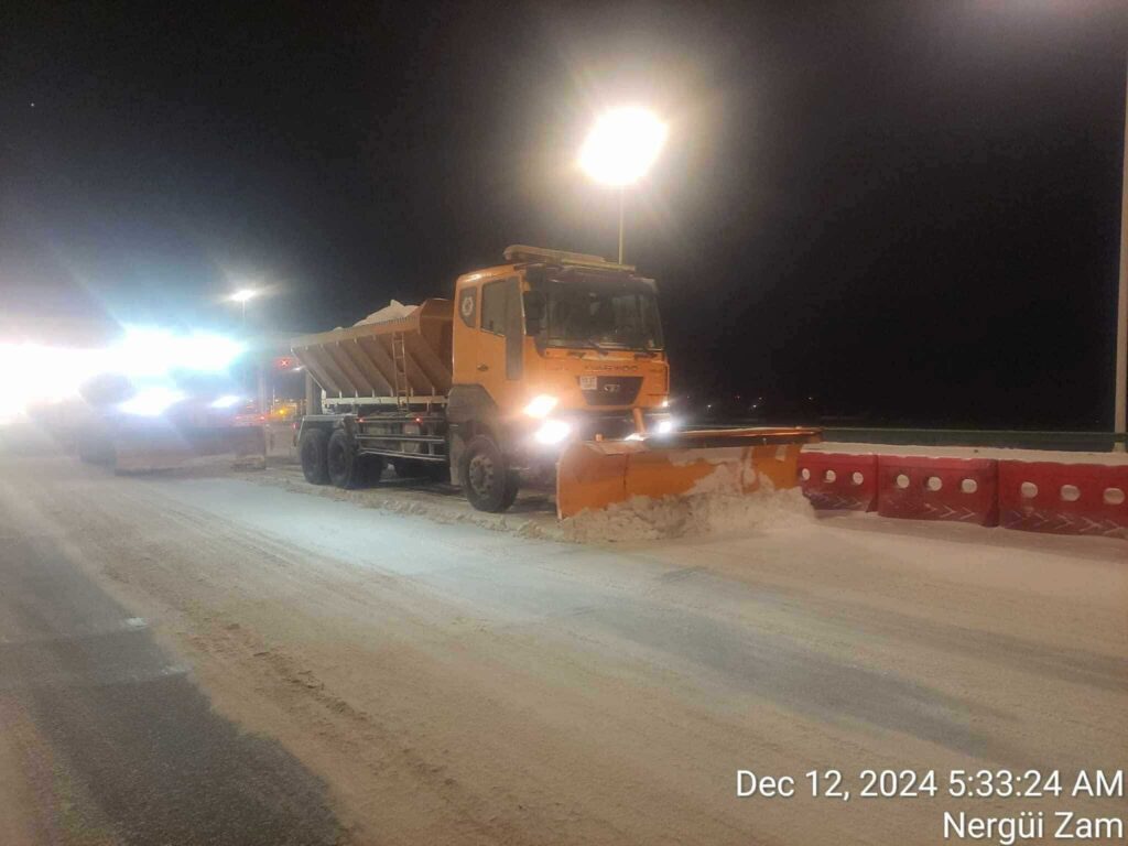 Хан Уул дүүргийн хэмжээнд 176 хүний бүрэлдэхүүнтэй баг цас цэвэрлэж байна