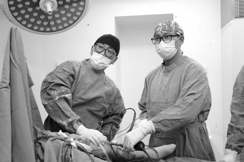 ГССҮТ ийн эмч нар өвдөгний тойгны төрөлхийн мултралыг дурангийн аргаар эмчиллээ