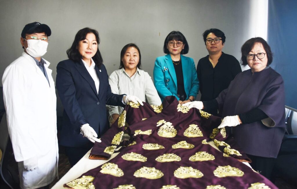 Монголын Эзэнт Гүрний үеийн дээл бүсний сэнжит аягыг сэргээн бүтээжээ