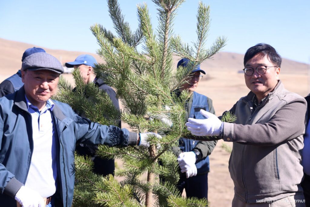 БНСУ ын Үндэсний Ассамблейн дарга Ү Вон Шиг “Хамтын ойн төгөл” д мод тарилаа