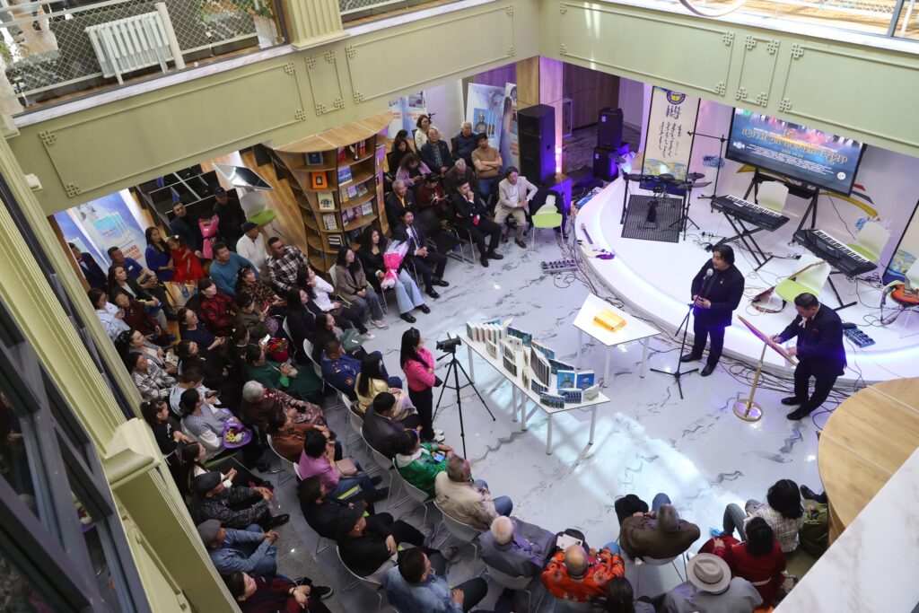 Өмнөговийн 14 яруу найрагч, зохиолч номын баяр хийлээ