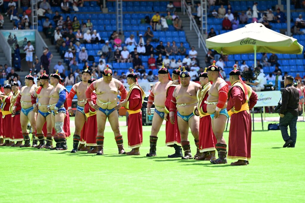 Дархан аварга Н Батсуурь тэргүүтэй 4 аварга зодоглоно