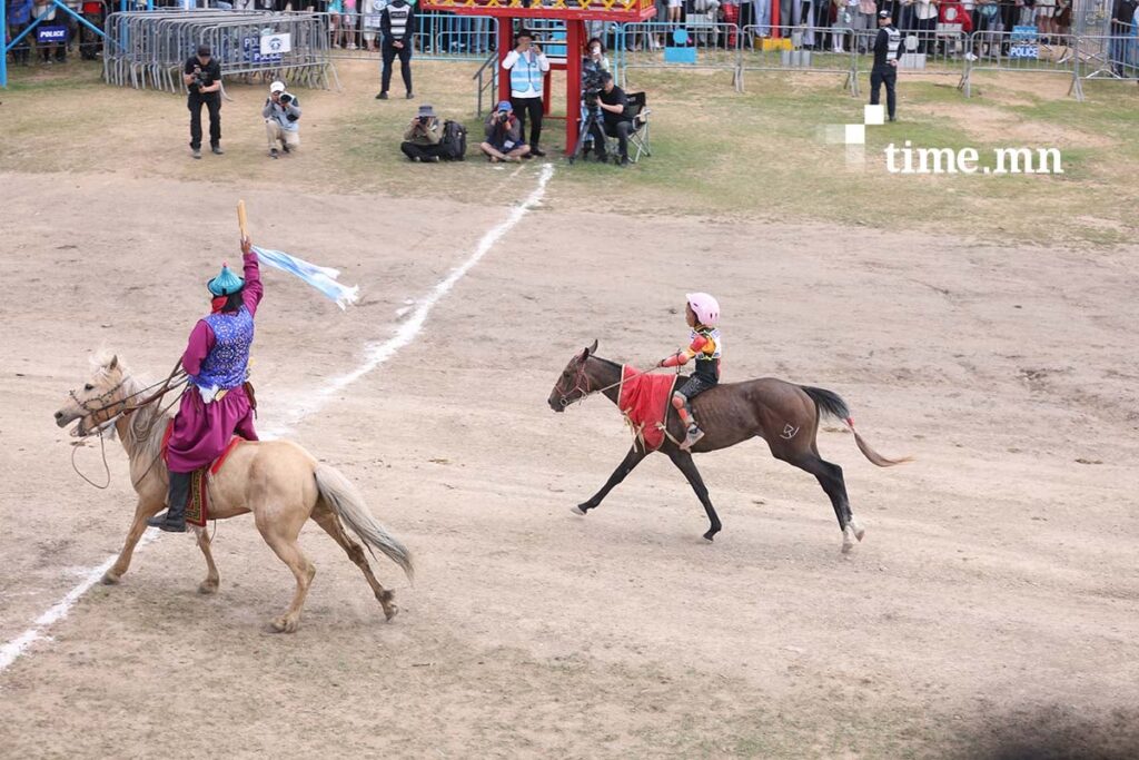 Шүдлэнгийн уралдаанд Ж Түмэн Өлзийгийн хурдан бор үрээ түрүүллээ